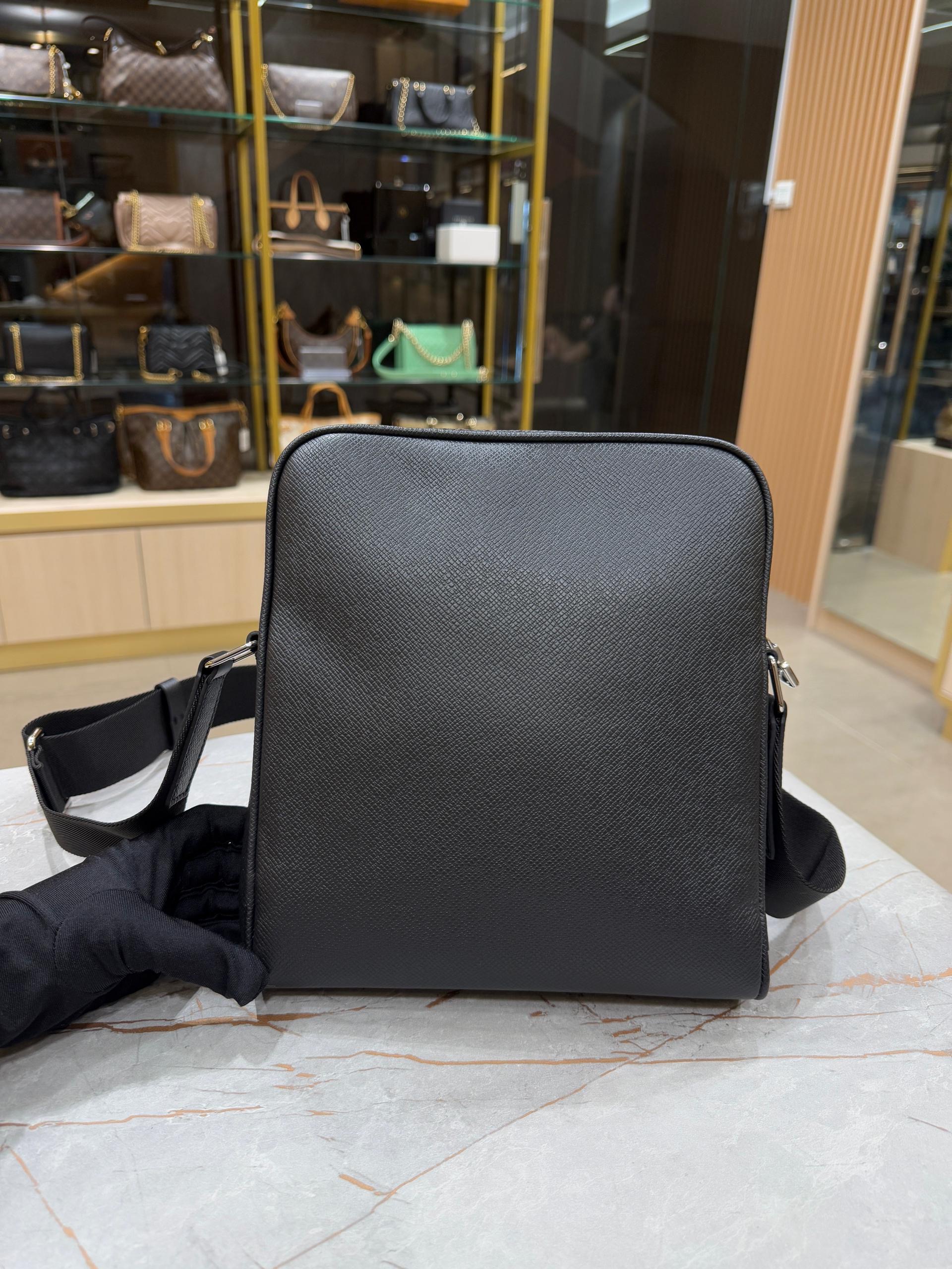 LOUIS VUITTON ALEX MESSENGER BB – Luxy Authentic Empire